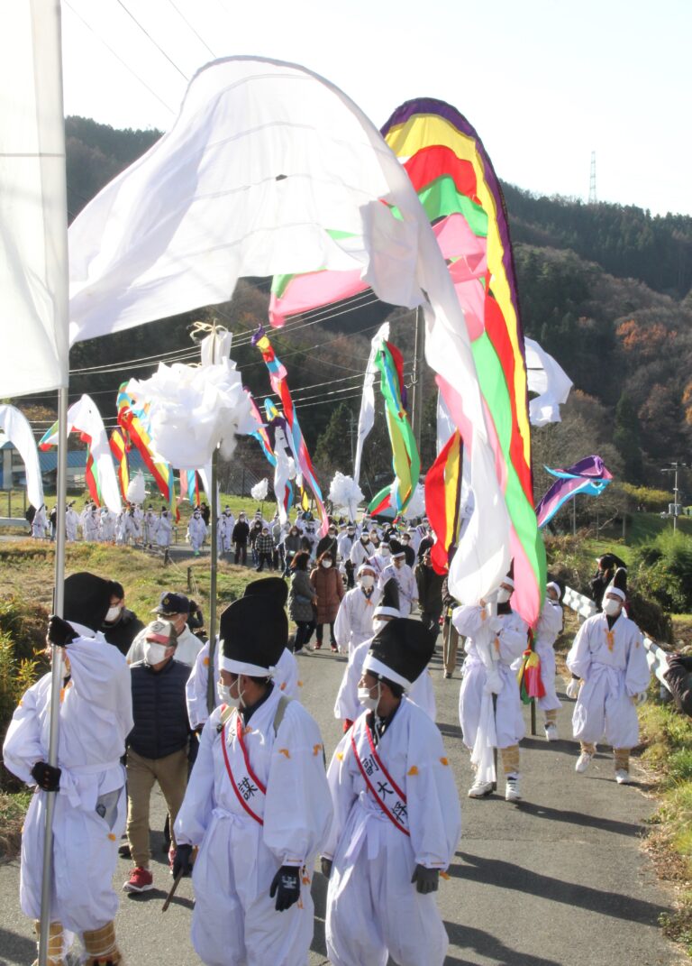 寒風に翻る五反幡、木幡の幡祭り｜お知らせ｜二本松市｜にほんまつDMO｜〜菊と日本酒と温泉と… いま東北から新たな発信を〜